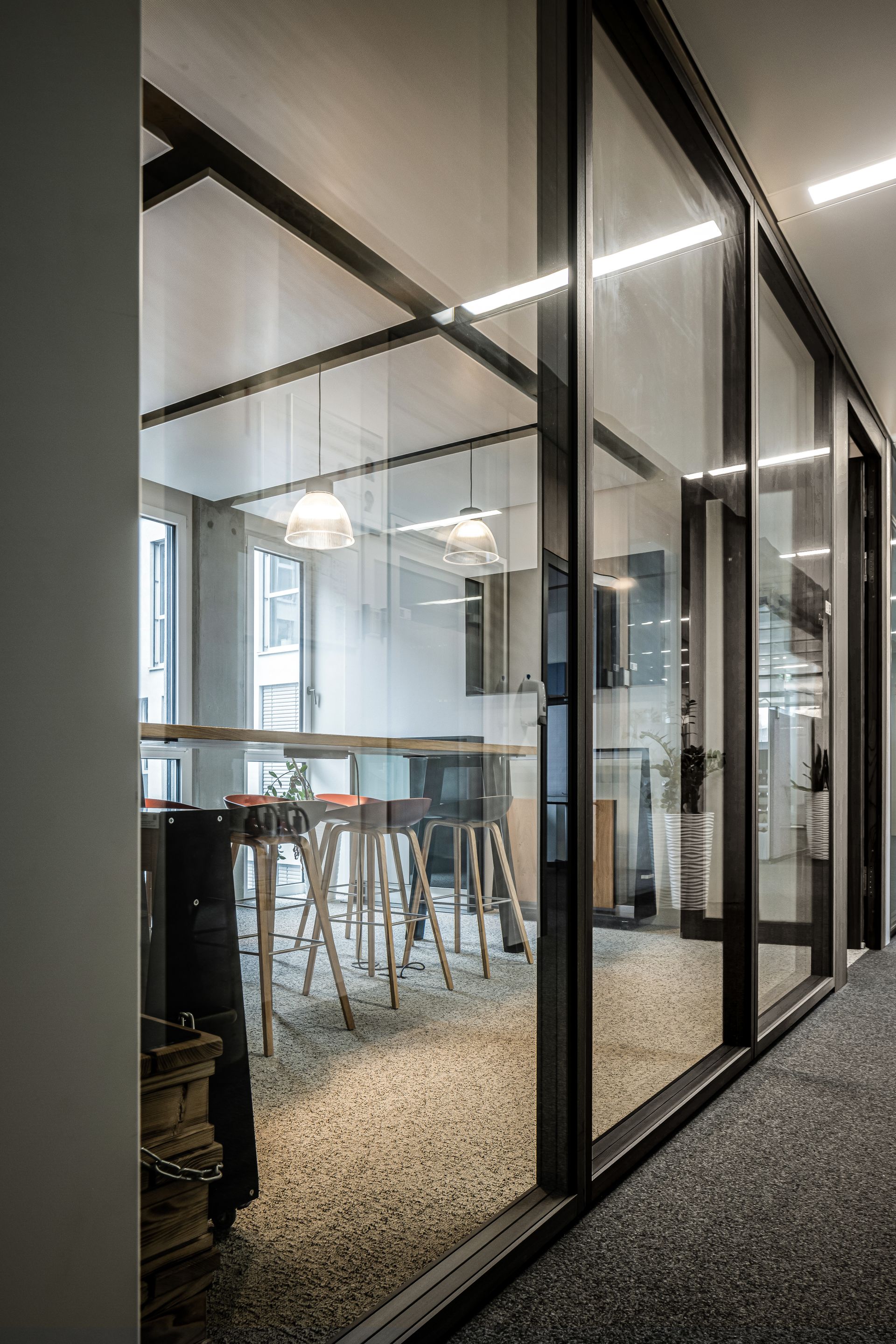 Lindner Life Stereo_GCC | Glass partition with flush-mounted glazing ...