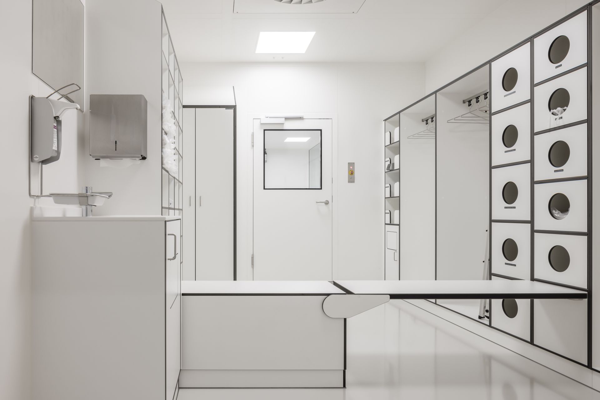 Clean Room Airlocks │ Safe Airlock Systems for Clean Rooms